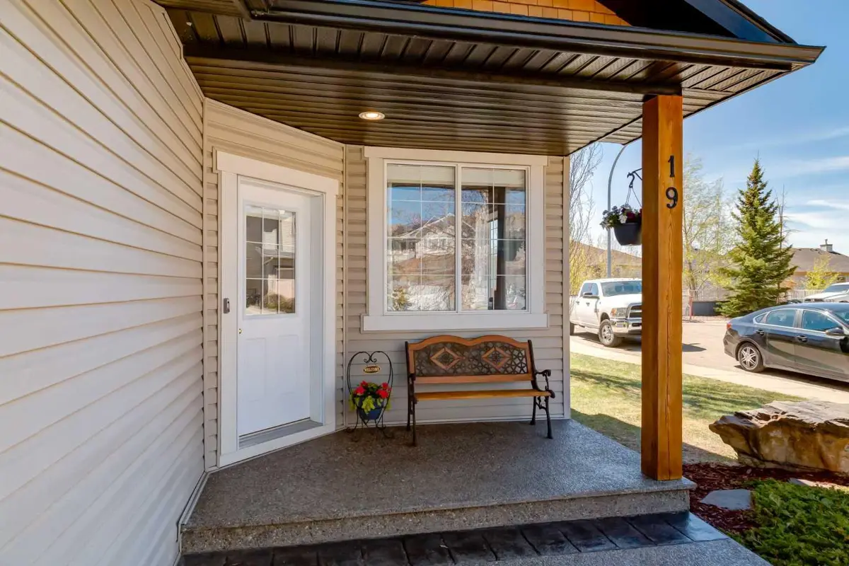 19 Rockmont Court NW, Calgary, Alberta Sold History | HouseSigma