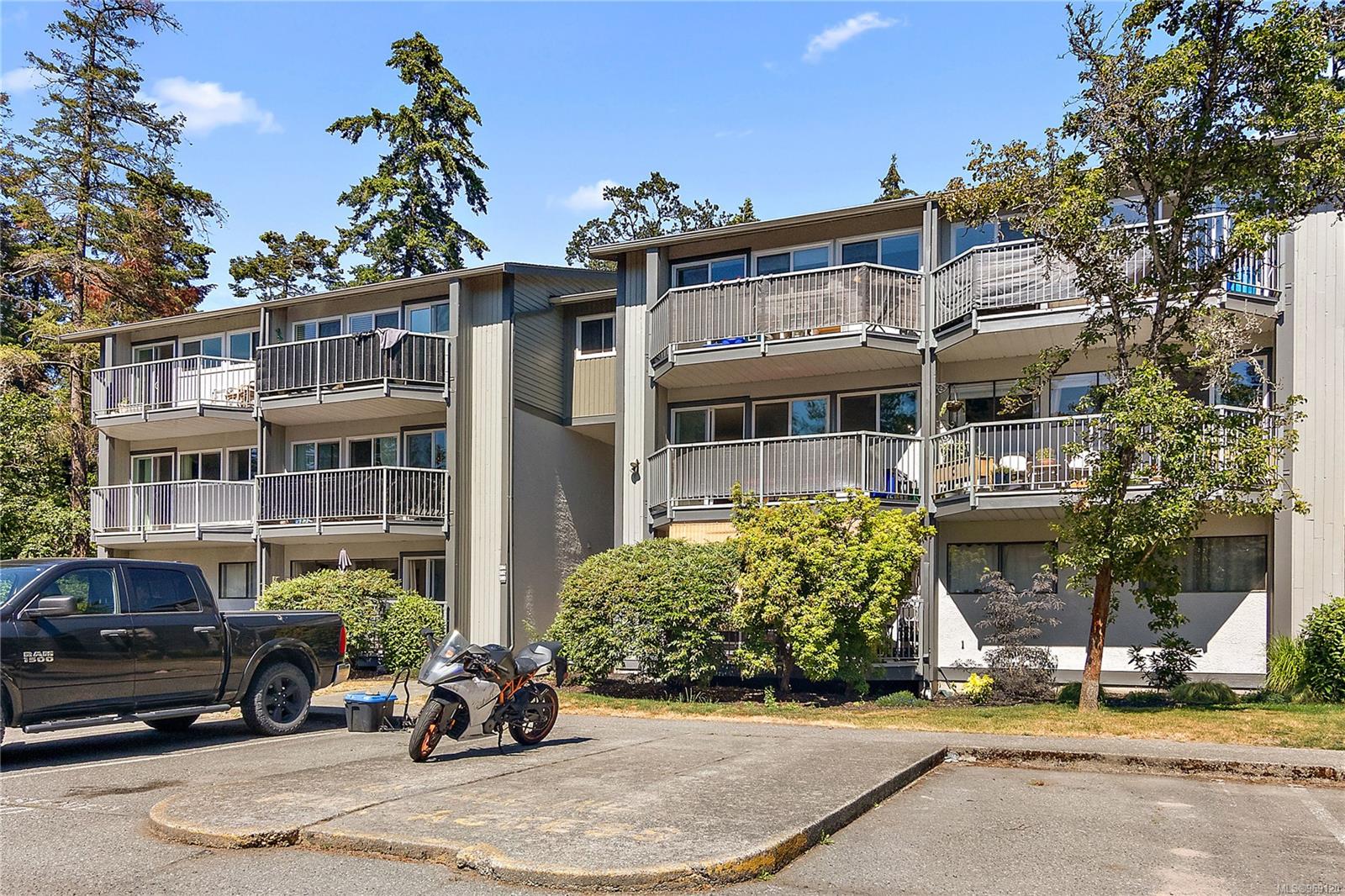 576 Carnation Pl, Saanich, British Columbia V8Z6G5 Sold History ...